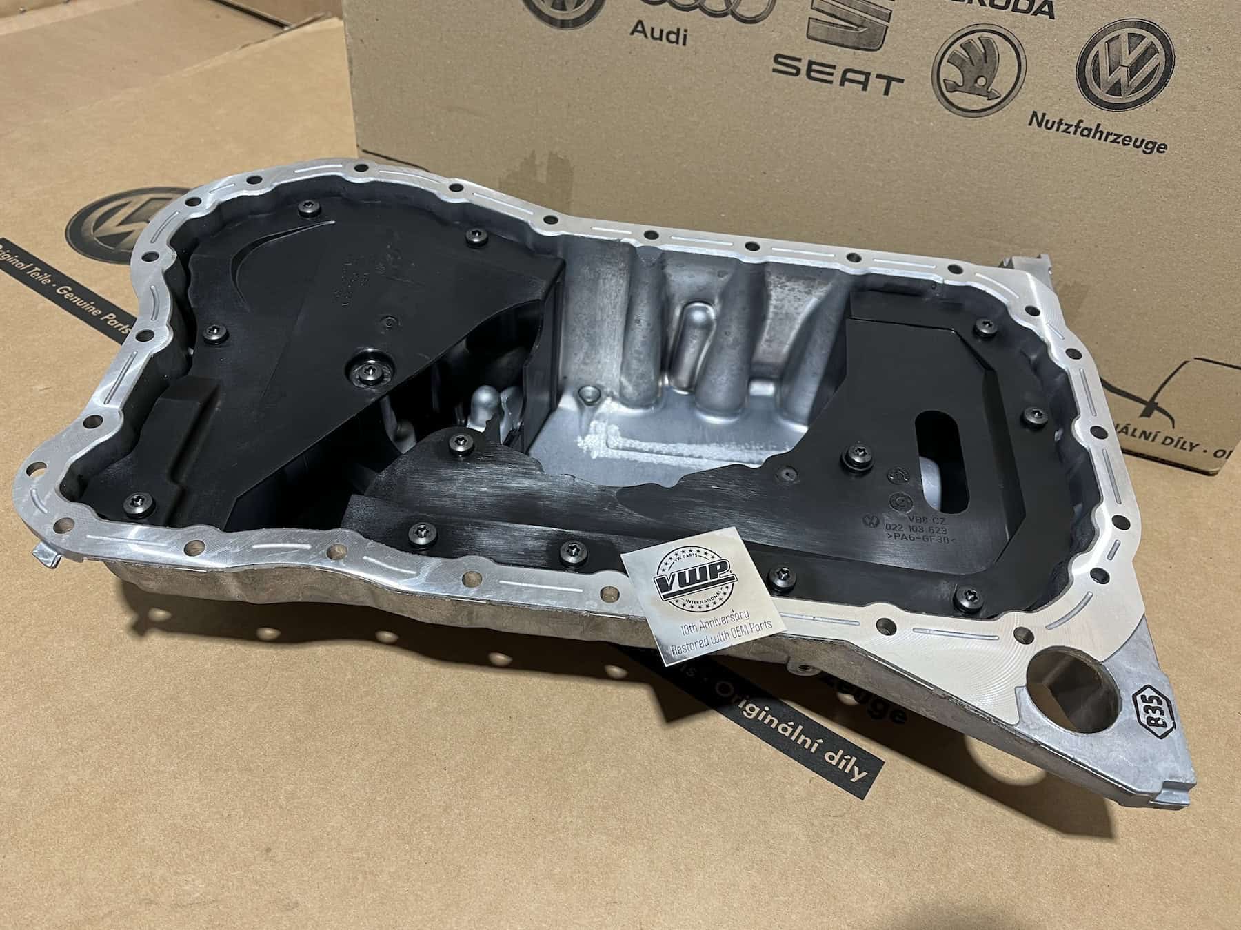 VW Golf MK5 R32 MKV Engine Oil Sump with Sensor and Drain Plug New ...