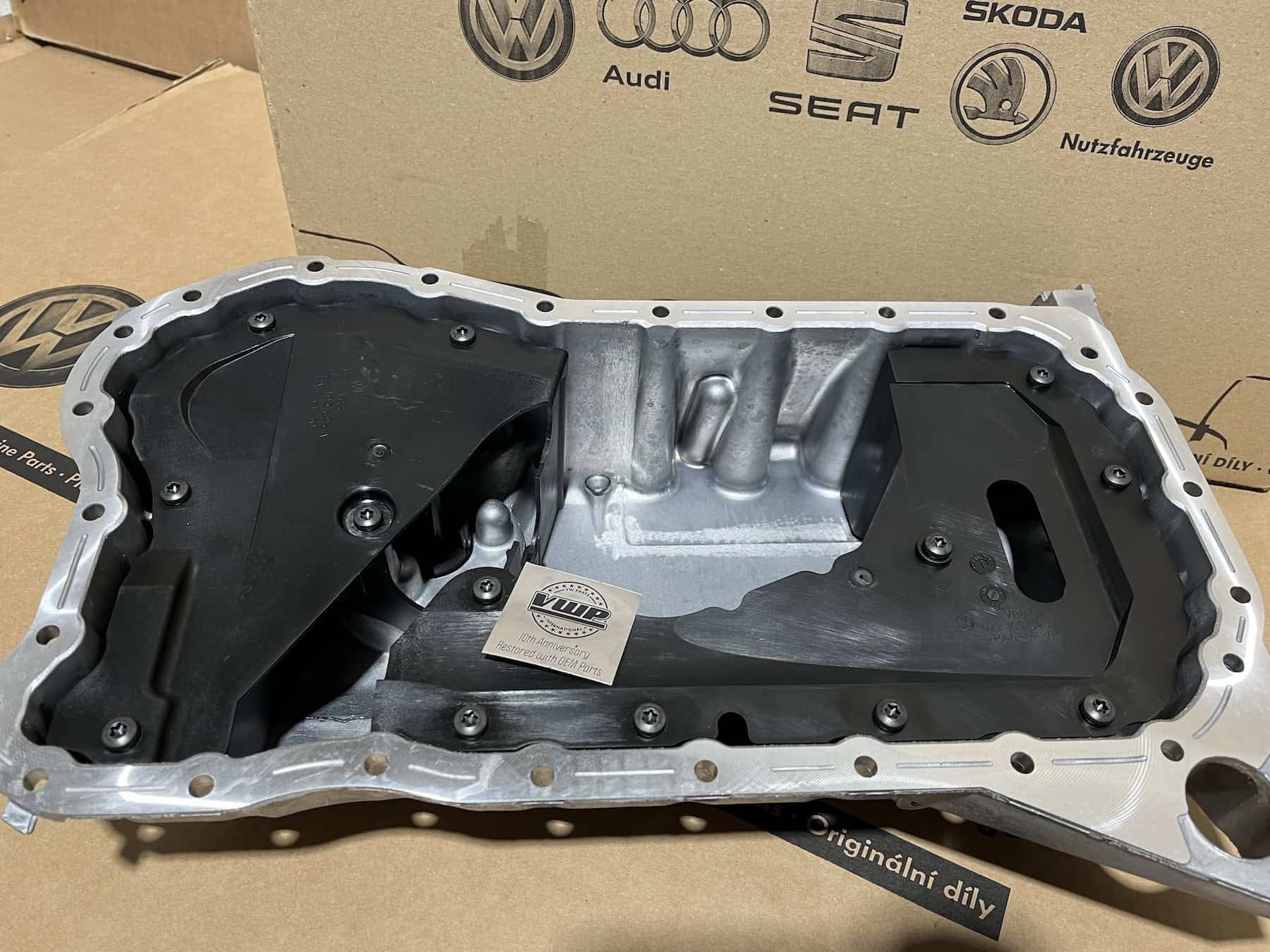 VW Golf MK5 R32 MKV Engine Oil Sump with Sensor and Drain Plug New ...